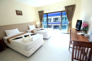 Pool View Twin Beds | Roupas de cama premium, camas Select Comfort, cofres nos quartos