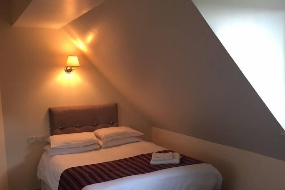 Quarto Individual | Camas desdobráveis, Wi-fi grátis, roupa de cama fornecida