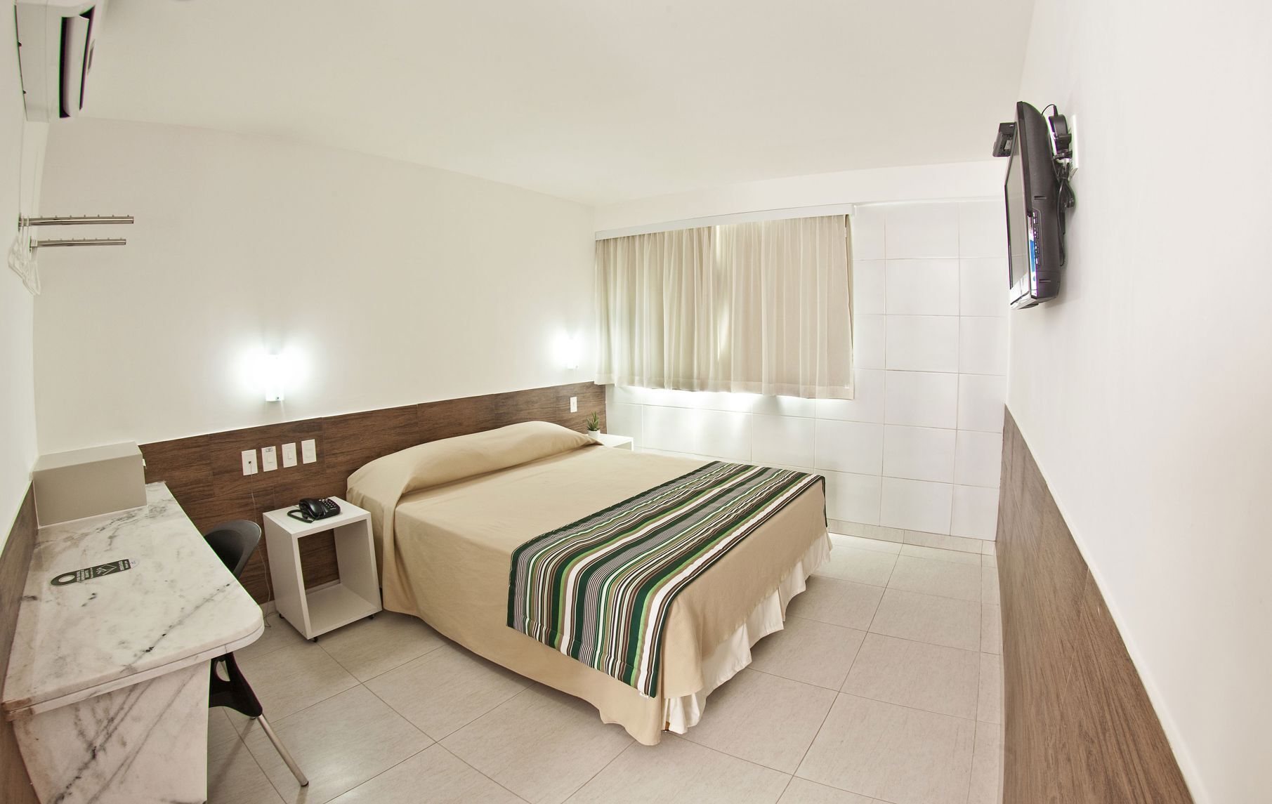 Frigobar, cofres nos quartos, escrivaninha, cortinas blackout