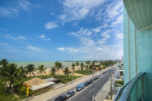 Superior frente mar com varanda | Frigobar, cofres nos quartos, escrivaninha, cortinas blackout