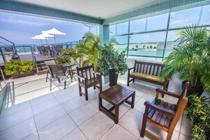 Na praia, areia branca