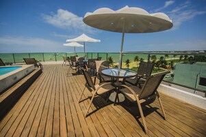 Piscina externa, espreguiçadeiras