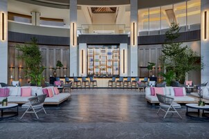 8 bares/lounges, 2 bares à beira da piscina, 5 bares junto à piscina 