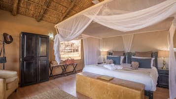 Roupas de cama premium, frigobar, cofres nos quartos, escrivaninha