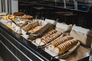 Exposição de pães e doces numa padaria.