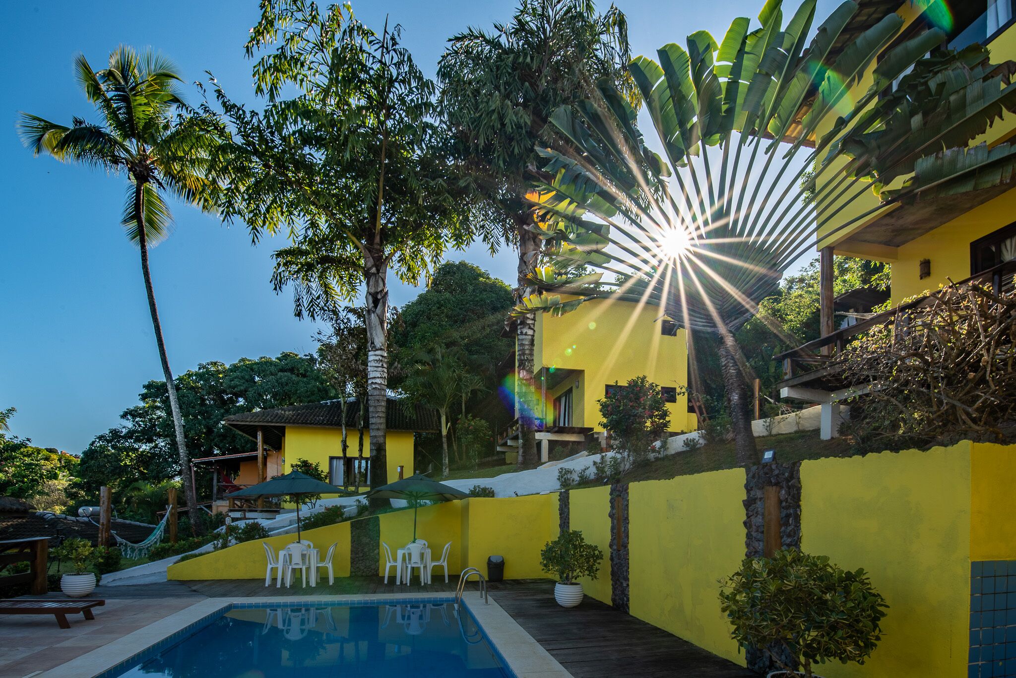 Piscina externa, espreguiçadeiras