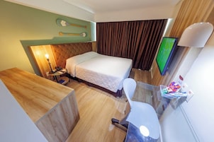 Apartamento Standard | Minibar, cofre no quarto, secretária, cortinas/cortinados opacos