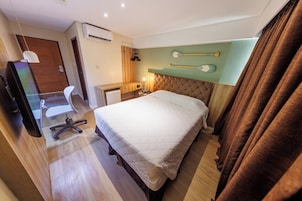 Apartamento Standard | Minibar, cofre no quarto, secretária, cortinas/cortinados opacos