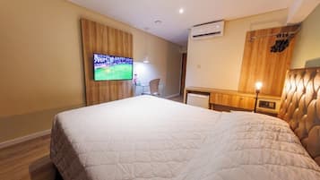 Apartamento Standard | Minibar, cofre no quarto, secretária, cortinas/cortinados opacos