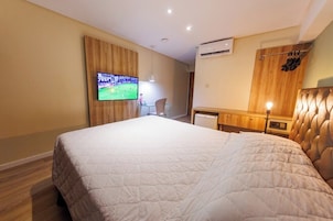 Apartamento Standard | Minibar, cofre no quarto, secretária, cortinas/cortinados opacos