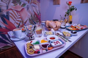Pequeno-almoço continental diário mediante uma taxa 