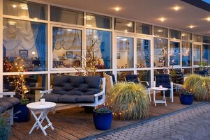 Terraço com espreguiçadeiras