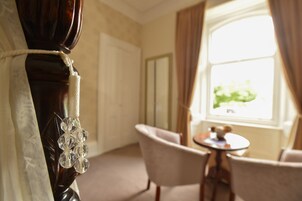 Quarto Duplo Superior | Com decoração personalizada, com mobília individualizada, secretária 