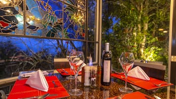 Pequenos-almoços, almoços, jantares servidos, com vista para o jardim