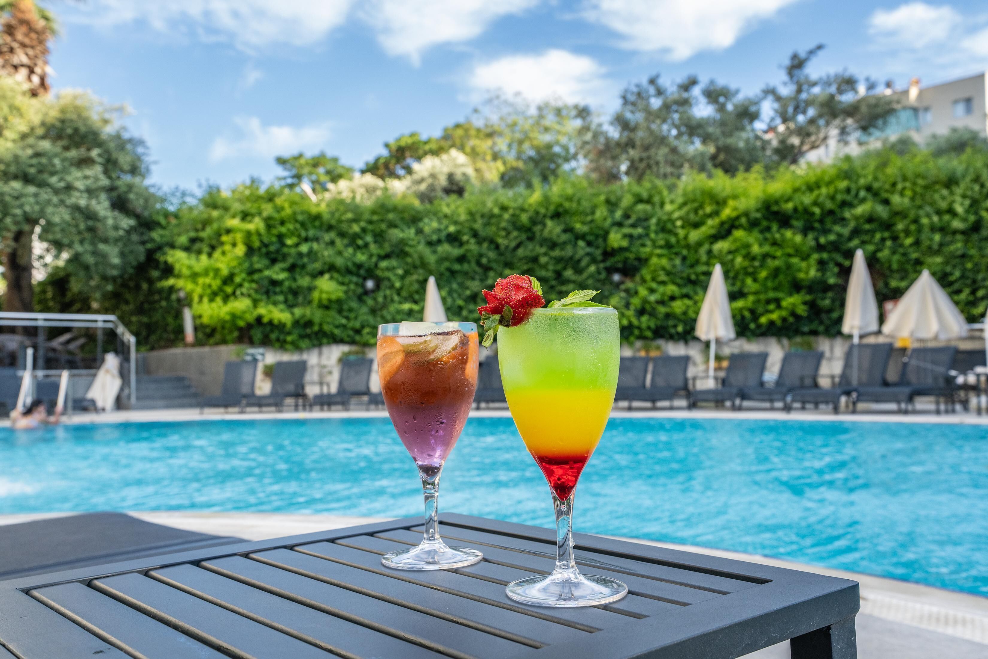 Piscina externa sazonal, guarda-sóis, espreguiçadeiras