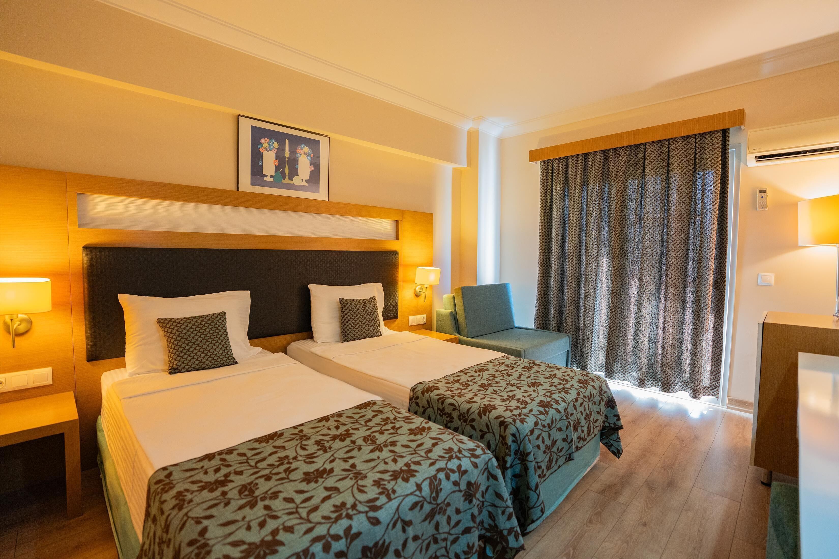 Frigobar, cofres nos quartos, roupa de cama