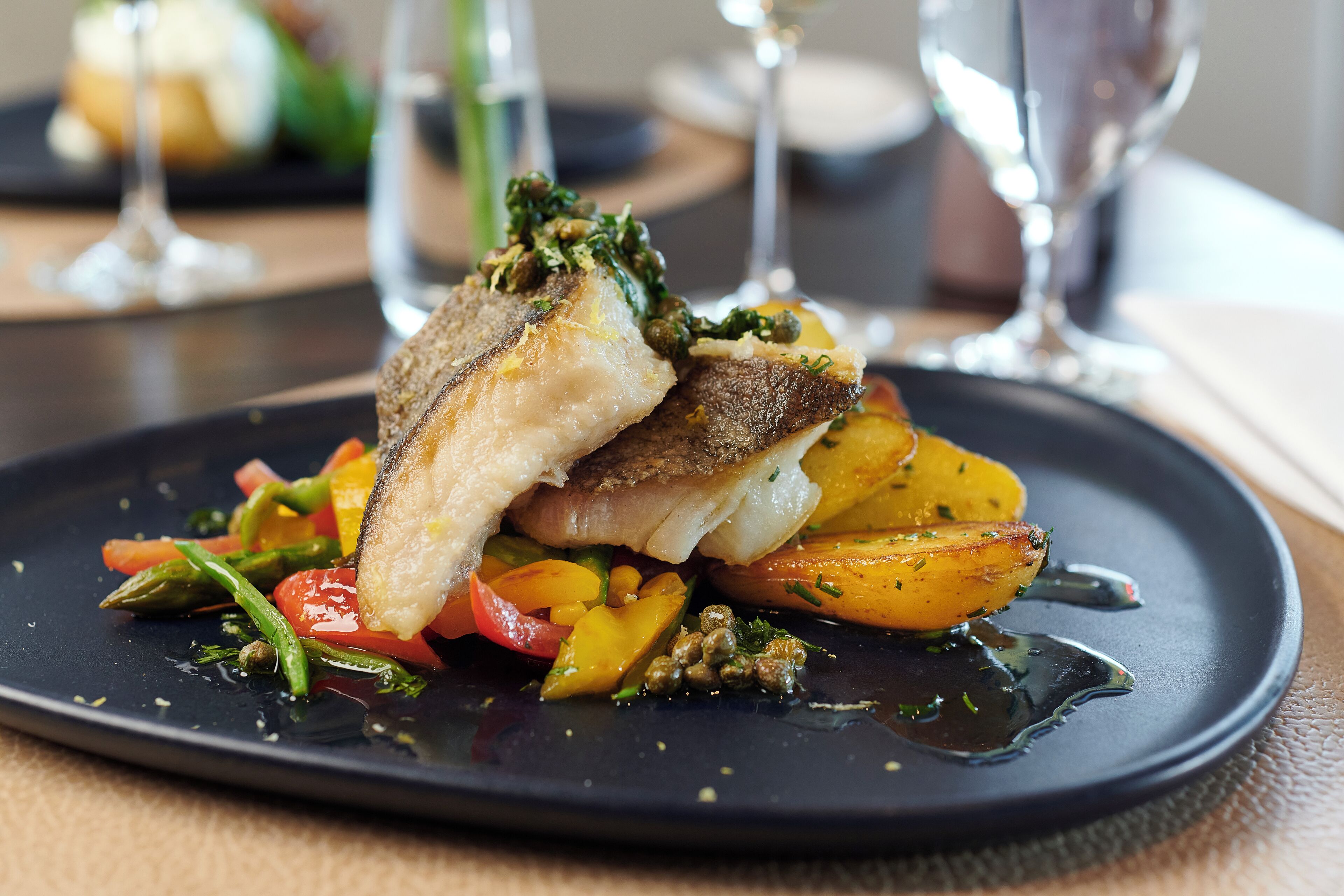 Prato com peixe, batatas e legumes.