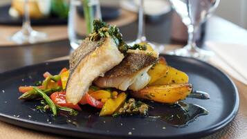 Prato com peixe, batatas e legumes.