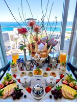 Cobertura panorâmica, 1 cama King, vista para o oceano | Café da manhã | Café da manhã feito na hora grátis todos os dias