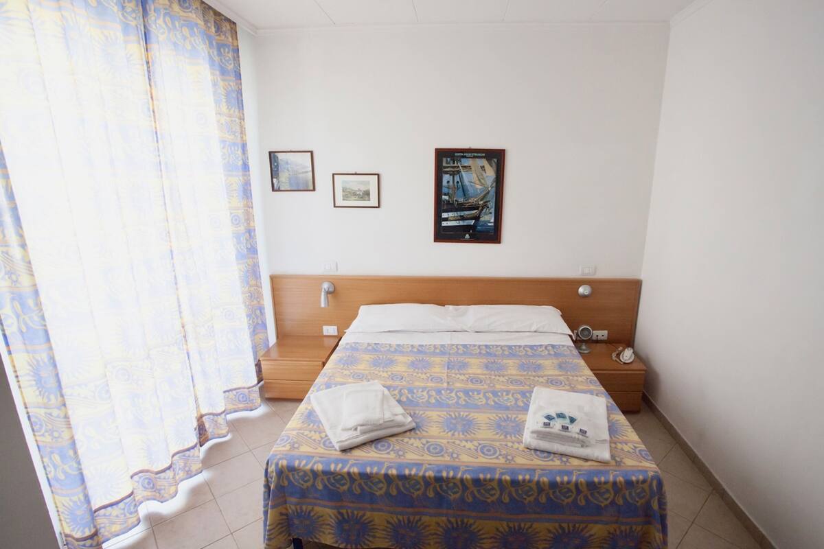 Quarto Individual Básico | Minibar, cofre no quarto, secretária, berço de viagem 