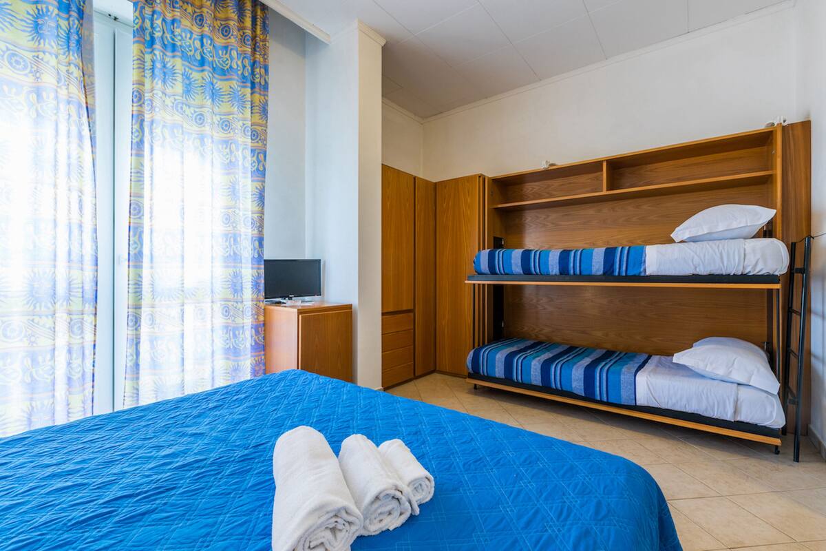 Minibar, cofre no quarto, secretária, berço de viagem 