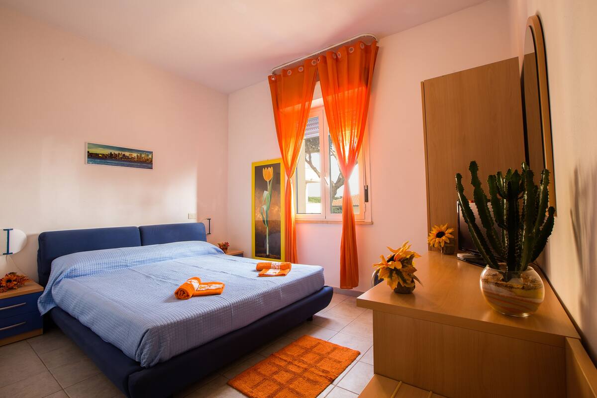 Minibar, cofre no quarto, secretária, berço de viagem 