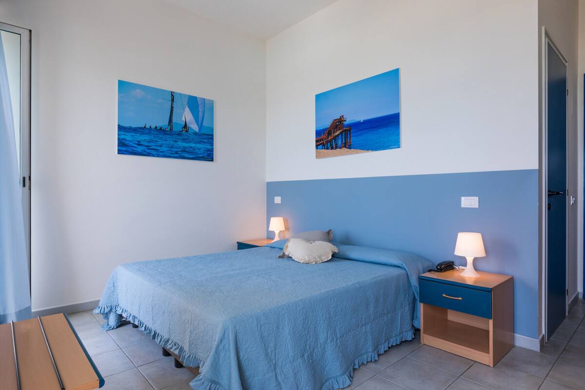 Minibar, cofre no quarto, secretária, berço de viagem 