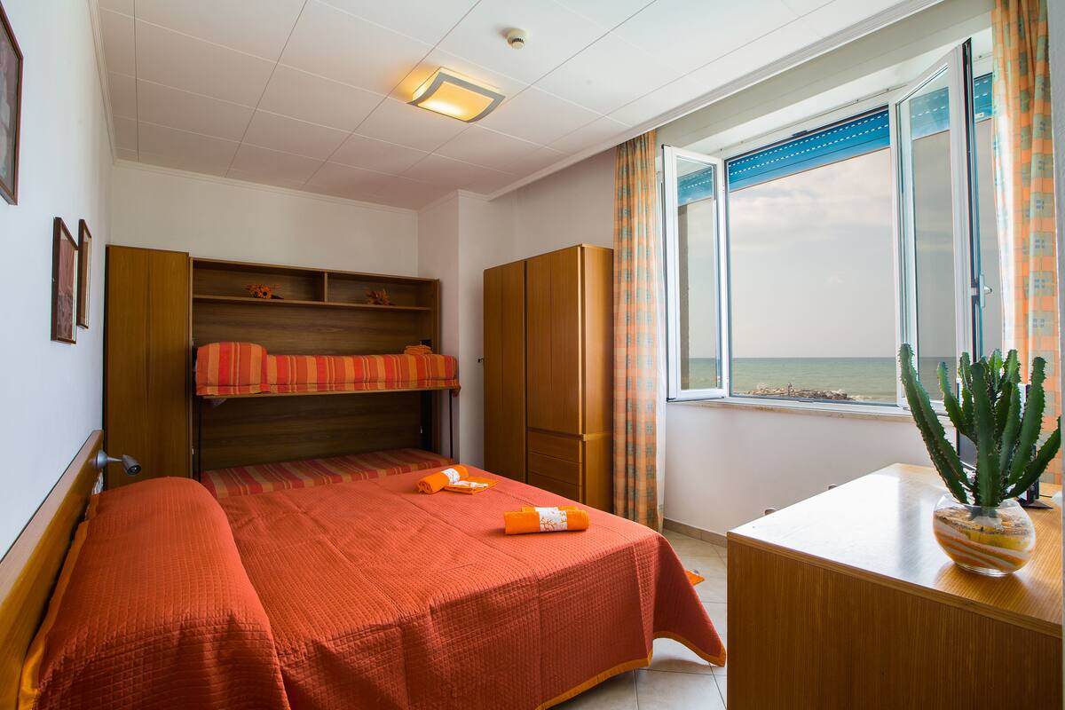 Minibar, cofre no quarto, secretária, berço de viagem 