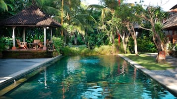 Piscina exterior, espreguiçadeiras