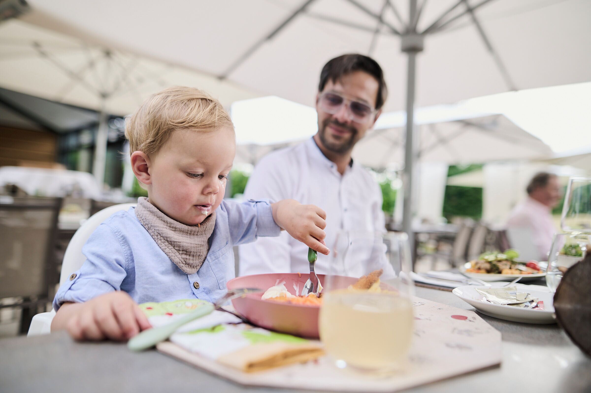 Pequenos-almoços servidos, com espaço para refeições ao ar livre 