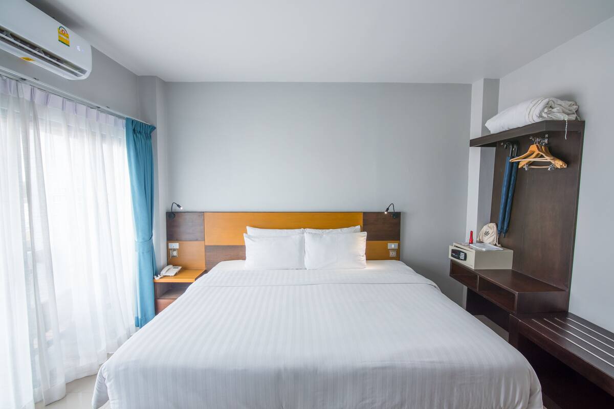 Quarto superior | Cofres nos quartos, escrivaninha, quartos à prova de som