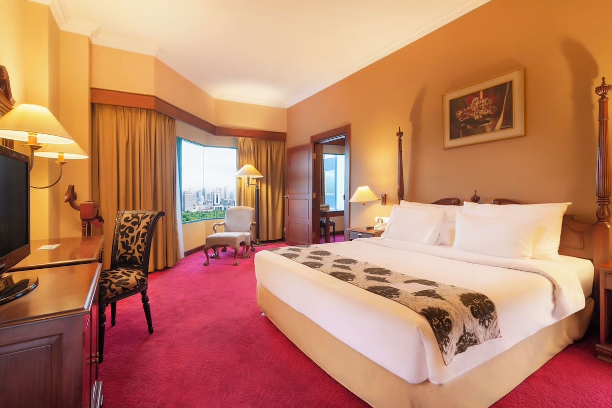 Suíte executiva, 1 cama de casal | Cofres nos quartos, escrivaninha, espaço de trabalho para notebook