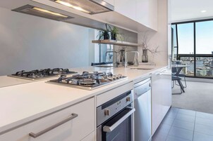 Um frigorífico/congelador grande, um micro-ondas, uma placa de cozinha 