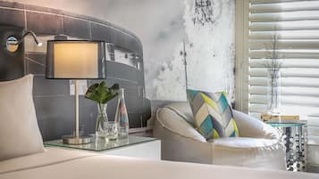 1 quarto, cofre no quarto, secretária