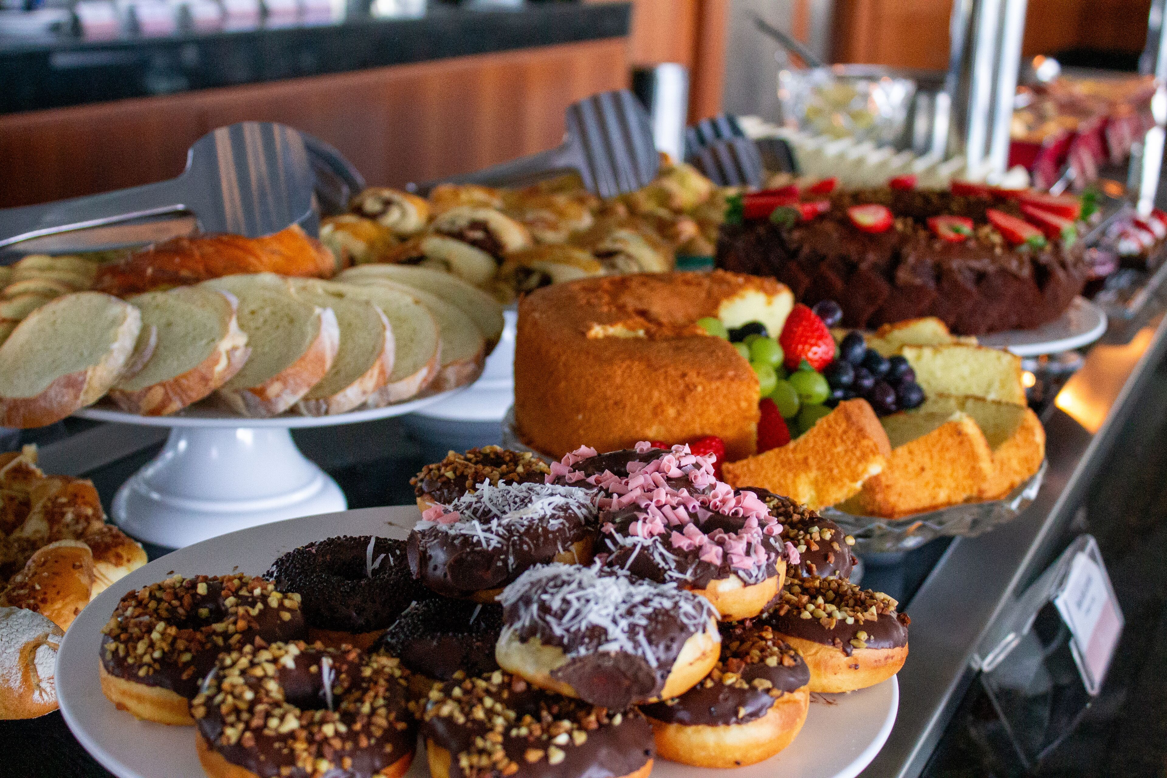 Um buffet com diversos doces e sobremesas.
