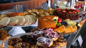 Um buffet com diversos doces e sobremesas.