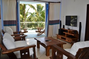 Apartamento, 3 quartos | Sala de estar | Televisor de ecrã plano de 43 polegadas com canais via satélite 