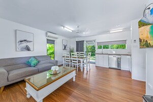 Refrigerador em uma área comum, micro-ondas, cooktop, chaleira elétrica