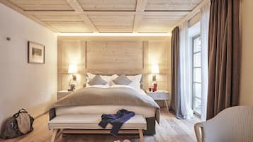 Roupa hipoalergénica, minibar, cofre no quarto, secretária