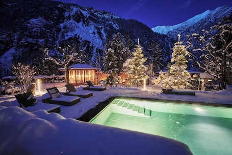 Piscina externa, funciona das 8h às 20h, espreguiçadeiras. Goldene Rose Karthaus