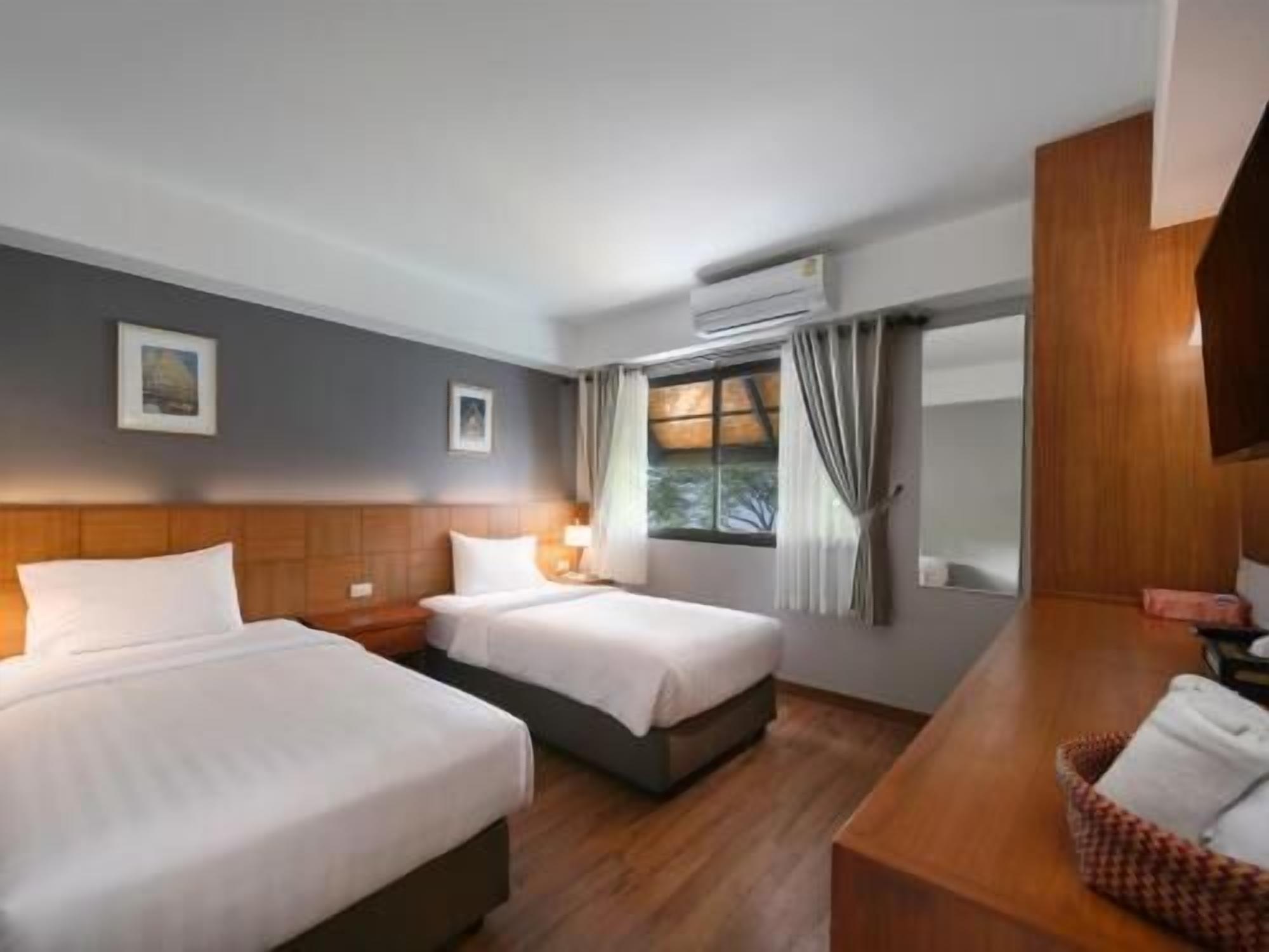 Minibar, cofre no quarto, secretária, quartos insonorizados 