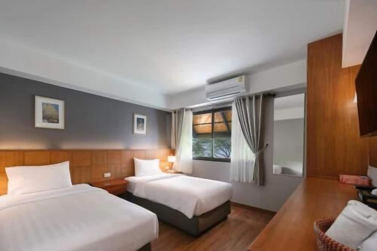 Minibar, cofre no quarto, secretária, quartos insonorizados