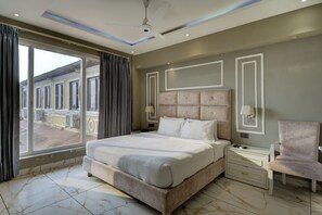 Quarto quádruplo família | Roupas de cama premium, frigobar, cofres nos quartos, escrivaninha