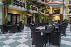 Serviço de café da manhã, almoço, jantar; vistas para a piscina