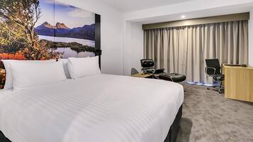 Quarto luxo, 1 cama King | Roupas de cama premium, edredons de pluma, frigobar, escrivaninha