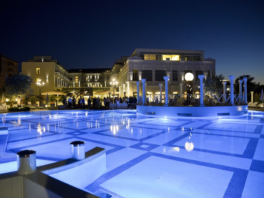 Piscina interior, piscina exterior