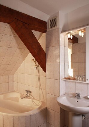 Quarto Duplo ou Twin | Casa de banho | Toalhas fornecidas 