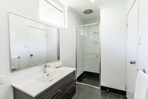Quarto luxo, 1 cama Queen | Banheiro | Chuveiro, toalhas de banho