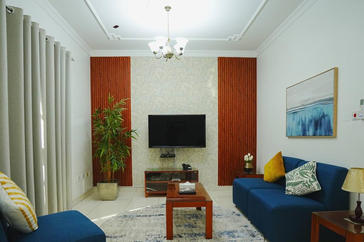 Villa Deluxe, 1 quarto | Sala de estar | Smart TV de 50 polegadas com canais via satélite