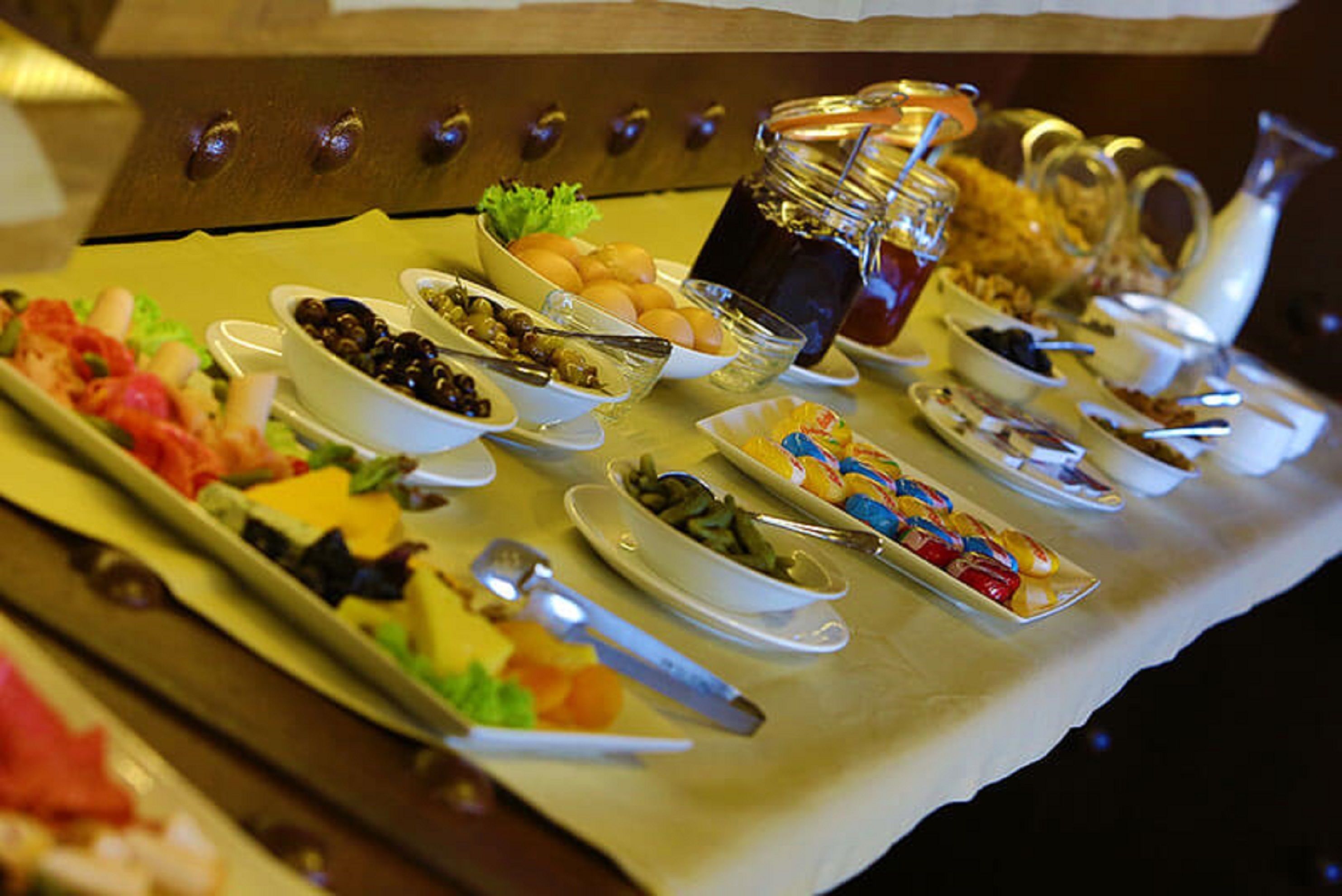 Uma mesa de buffet com diversos pratos e acompanhamentos.